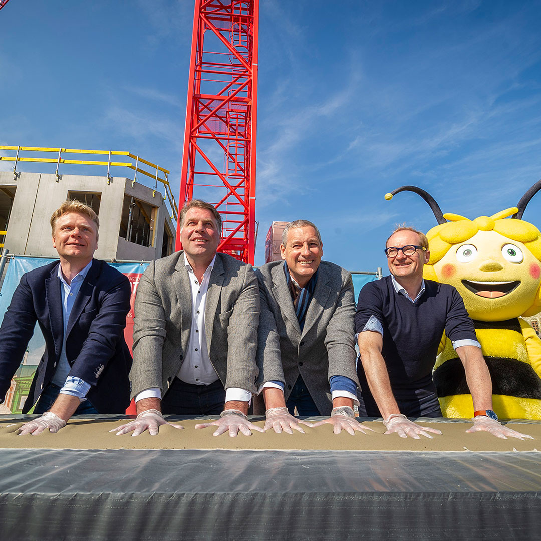 Eerste steen Plopsa Hotel gelegd - Nieuws - Studio 100